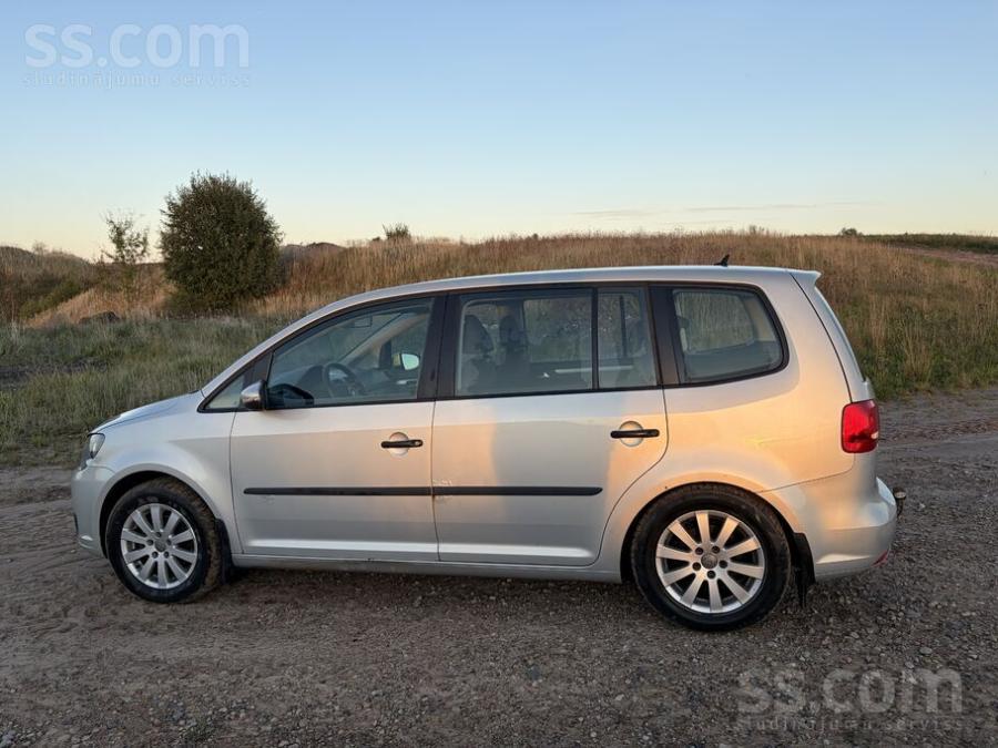 Pelēks Volkswagen Touran 2013 Saldus, ar dzinēja tilpumu 1.60 L un nobraukumu 342 tūkst. km par 2600 €, foto 4 vietnē AUTOMOTO.COM.LV