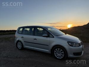 Pelēks Volkswagen Touran 2013 Saldus, ar dzinēja tilpumu 1.60 L un nobraukumu 342 tūkst. km par 2600 €, foto 5 vietnē AUTOMOTO.COM.LV