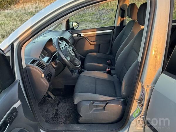 Pelēks Volkswagen Touran 2013 Saldus, ar dzinēja tilpumu 1.60 L un nobraukumu 342 tūkst. km par 2600 €, foto 9 vietnē AUTOMOTO.COM.LV