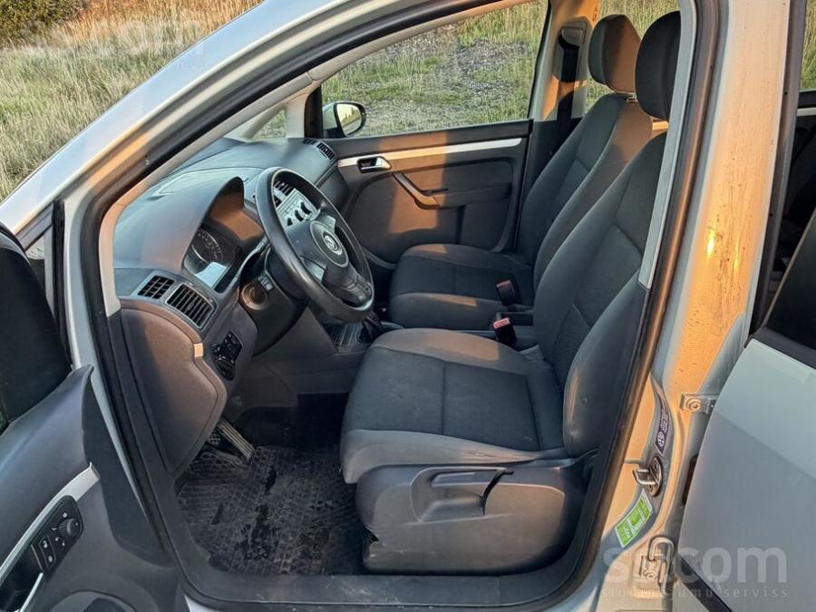 Pelēks Volkswagen Touran 2013 Saldus, ar dzinēja tilpumu 1.60 L un nobraukumu 342 tūkst. km par 2600 €, foto 9 vietnē AUTOMOTO.COM.LV