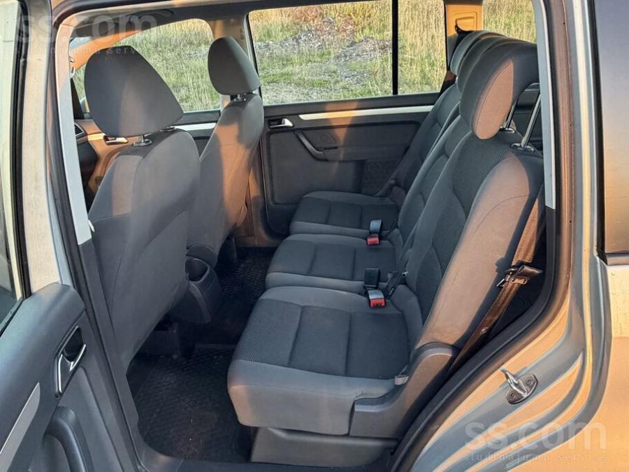 Pelēks Volkswagen Touran 2013 Saldus, ar dzinēja tilpumu 1.60 L un nobraukumu 342 tūkst. km par 2600 €, foto 10 vietnē AUTOMOTO.COM.LV