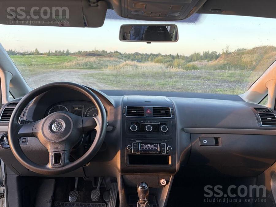 Pelēks Volkswagen Touran 2013 Saldus, ar dzinēja tilpumu 1.60 L un nobraukumu 342 tūkst. km par 2600 €, foto 11 vietnē AUTOMOTO.COM.LV