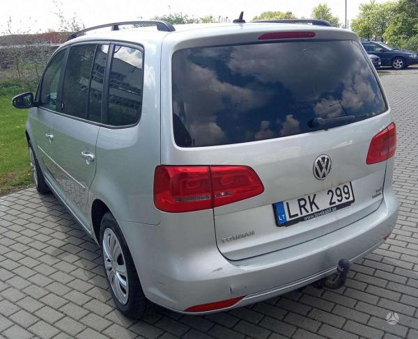 Pelēks Volkswagen Touran 2013 Kauņa, ar dzinēja tilpumu 1.39 L un nobraukumu 143 tūkst. km par 3499 €, foto 5 vietnē AUTOMOTO.COM.LV