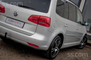 Grey Volkswagen Touran 2014 in Tukums, with an engine capacity of 1.60 L and mileage of 261 thousand km for 6400 €, photo 8 on AUTOMOTO.COM.LV