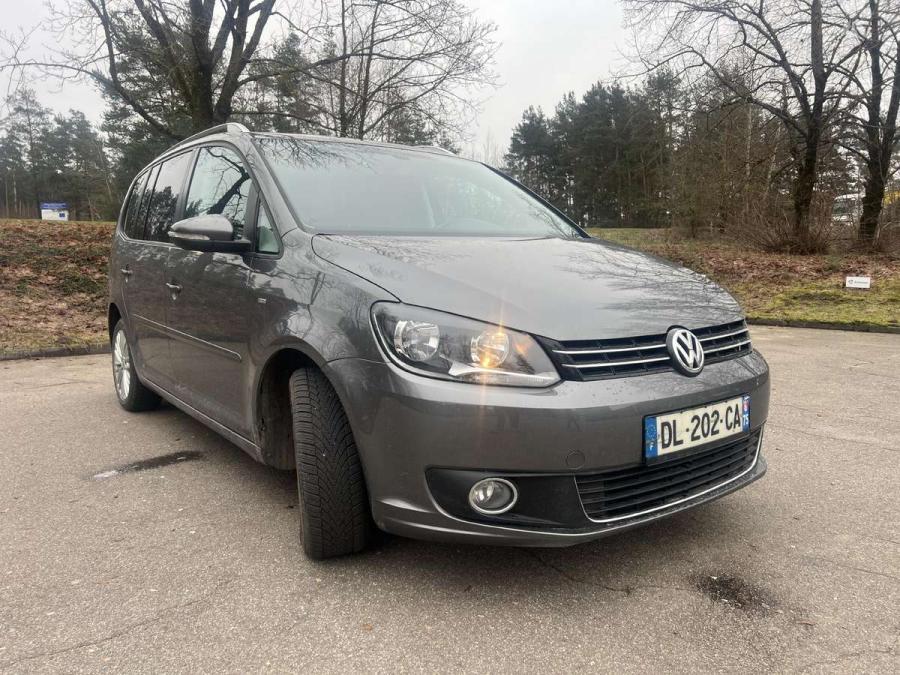 Pelēks Volkswagen Touran 2014 Viļņa, ar dzinēja tilpumu 1.60 L un nobraukumu 211 tūkst. km par 6500 €, foto 2 vietnē AUTOMOTO.COM.LV