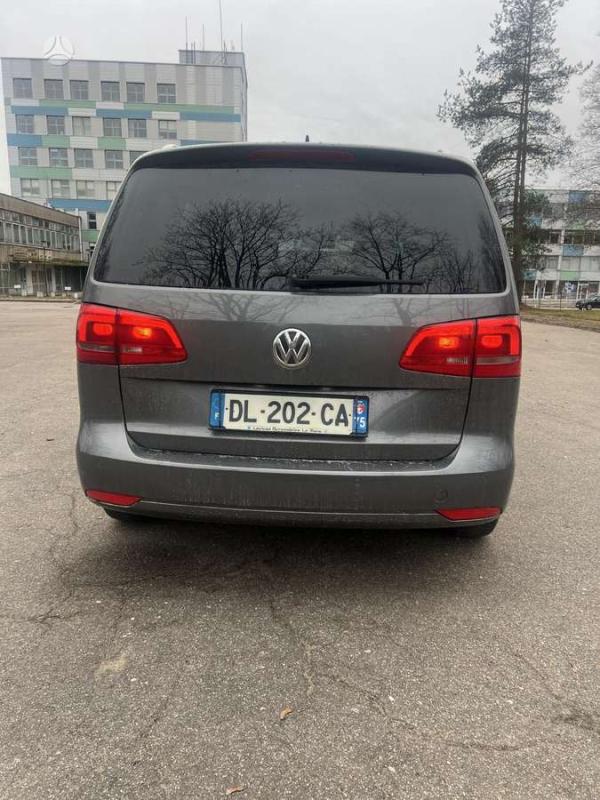 Pelēks Volkswagen Touran 2014 Viļņa, ar dzinēja tilpumu 1.60 L un nobraukumu 211 tūkst. km par 6500 €, foto 5 vietnē AUTOMOTO.COM.LV