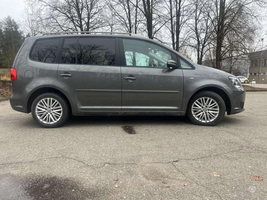 Pelēks Volkswagen Touran 2014 Viļņa, ar dzinēja tilpumu 1.60 L un nobraukumu 211 tūkst. km par 6500 €, foto 6 vietnē AUTOMOTO.COM.LV