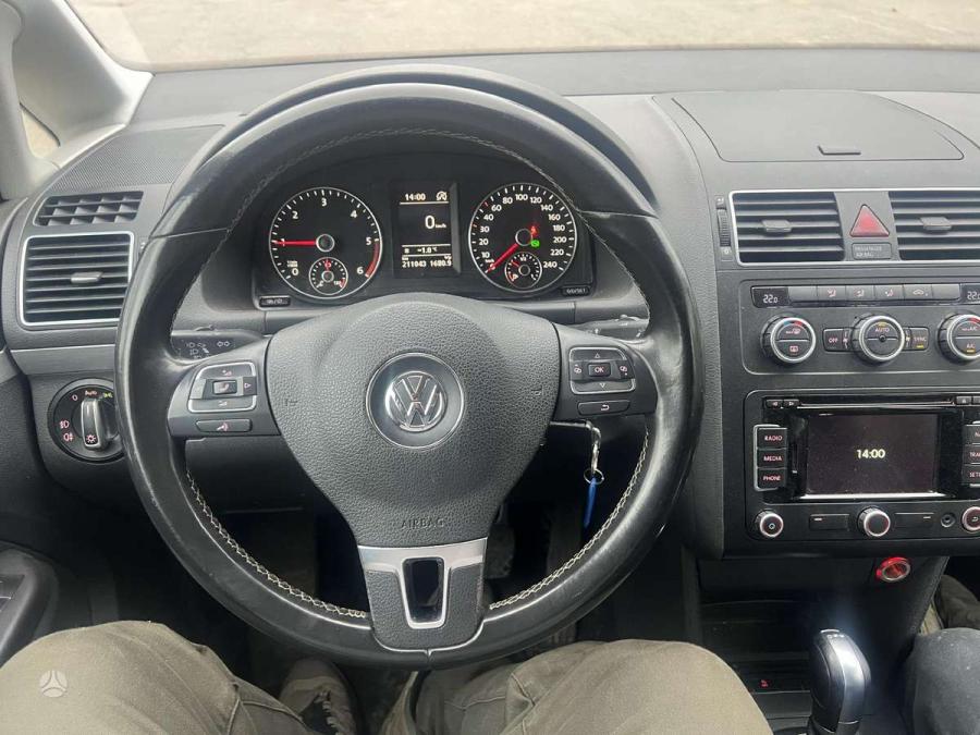 Pelēks Volkswagen Touran 2014 Viļņa, ar dzinēja tilpumu 1.60 L un nobraukumu 211 tūkst. km par 6500 €, foto 8 vietnē AUTOMOTO.COM.LV