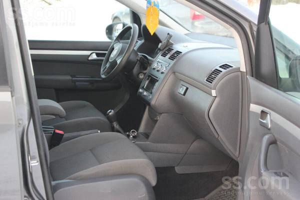 Pelēks Volkswagen Touran 2014 Bauska, ar dzinēja tilpumu 1.60 L un nobraukumu 274 tūkst. km par 5800 €, foto 10 vietnē AUTOMOTO.COM.LV