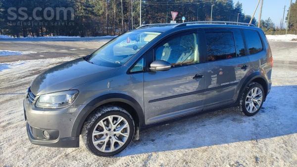 Grey Volkswagen Touran 2014 in Riga, with an engine capacity of 2.00 L and mileage of 358 thousand km for 6900 €, photo 10 on AUTOMOTO.COM.LV