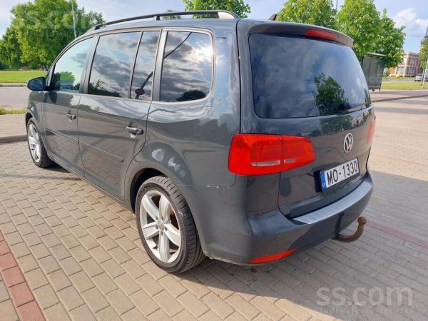 Pelēks Volkswagen Touran 2014 Rīga, ar dzinēja tilpumu 2.00 L un nobraukumu 325 tūkst. km par 6700 €, foto 3 vietnē AUTOMOTO.COM.LV