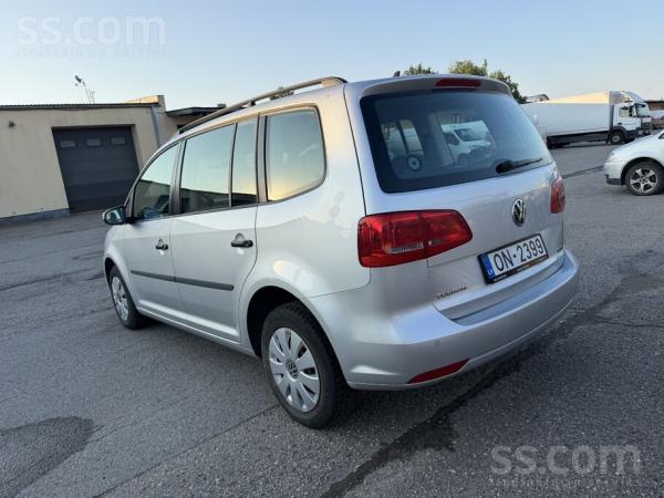 Grey Volkswagen Touran 2014 in Valmiera, with an engine capacity of 1.60 L and mileage of 311 thousand km for 5900 €, photo 4 on AUTOMOTO.COM.LV