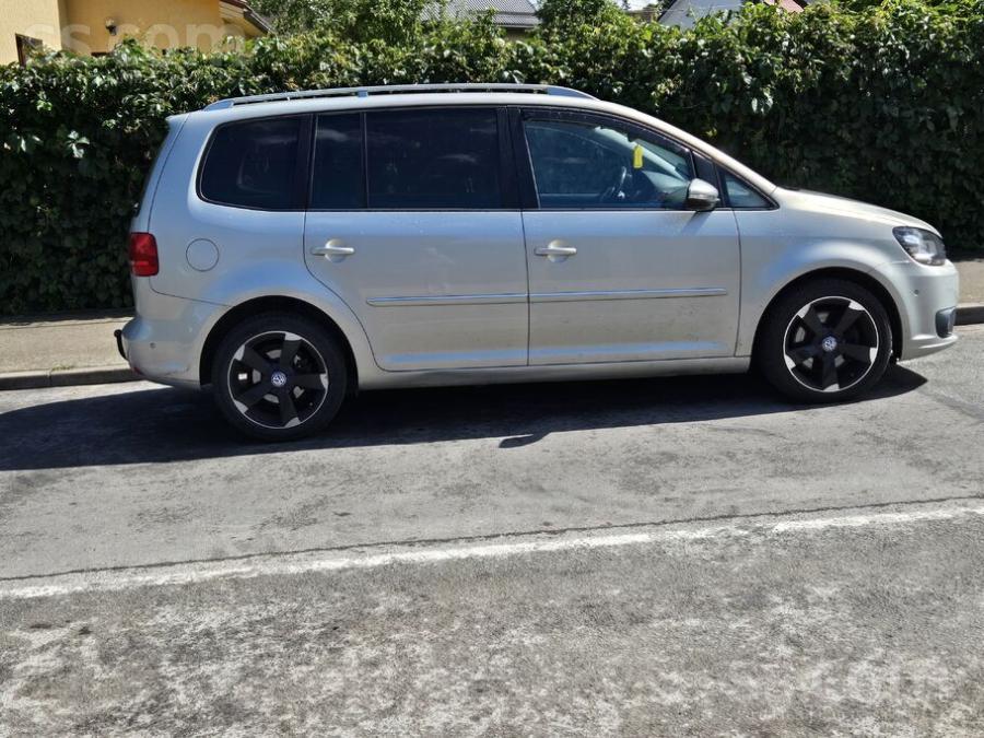 Grey Volkswagen Touran 2014 in Riga, with an engine capacity of 2.00 L and mileage of 193 thousand km for 8900 €, photo 4 on AUTOMOTO.COM.LV