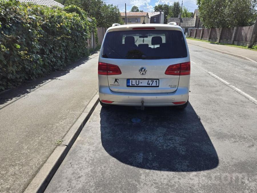 Grey Volkswagen Touran 2014 in Riga, with an engine capacity of 2.00 L and mileage of 193 thousand km for 8900 €, photo 5 on AUTOMOTO.COM.LV