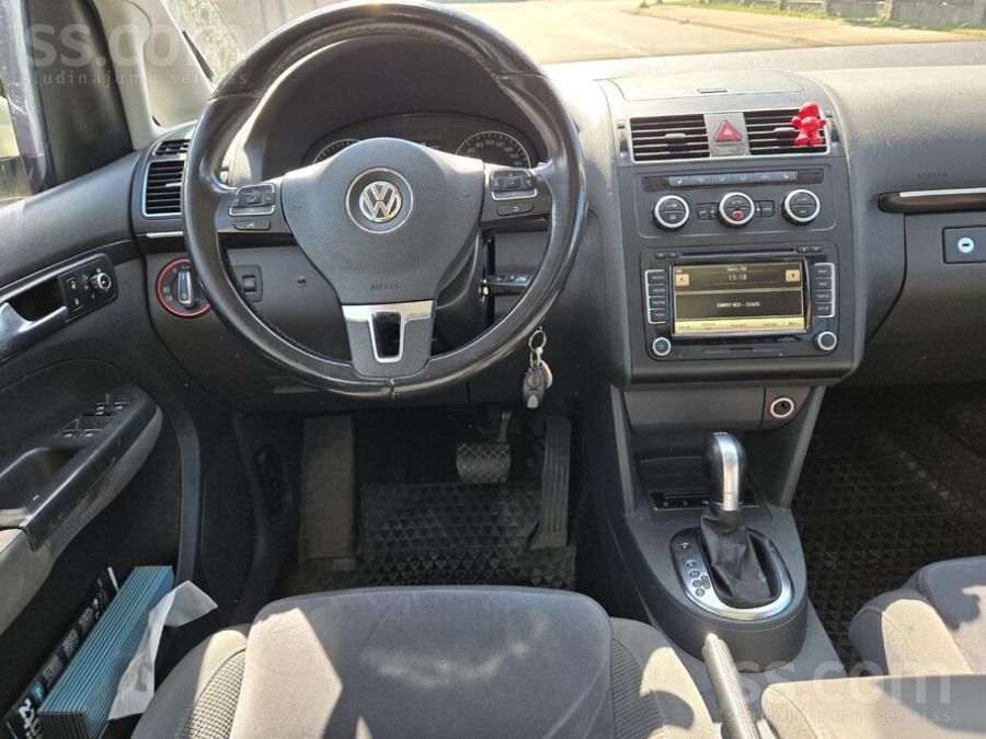 Grey Volkswagen Touran 2014 in Riga, with an engine capacity of 2.00 L and mileage of 193 thousand km for 8900 €, photo 9 on AUTOMOTO.COM.LV