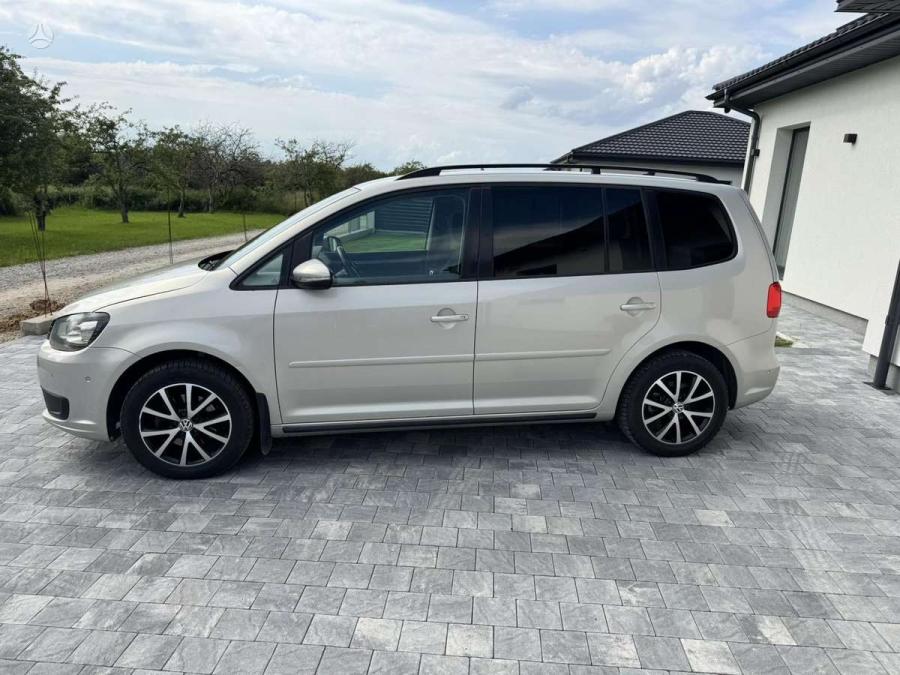 Pelēks Volkswagen Touran 2014 Šauļi, ar dzinēja tilpumu 1.60 L un nobraukumu 310 tūkst. km par 4850 €, foto 5 vietnē AUTOMOTO.COM.LV