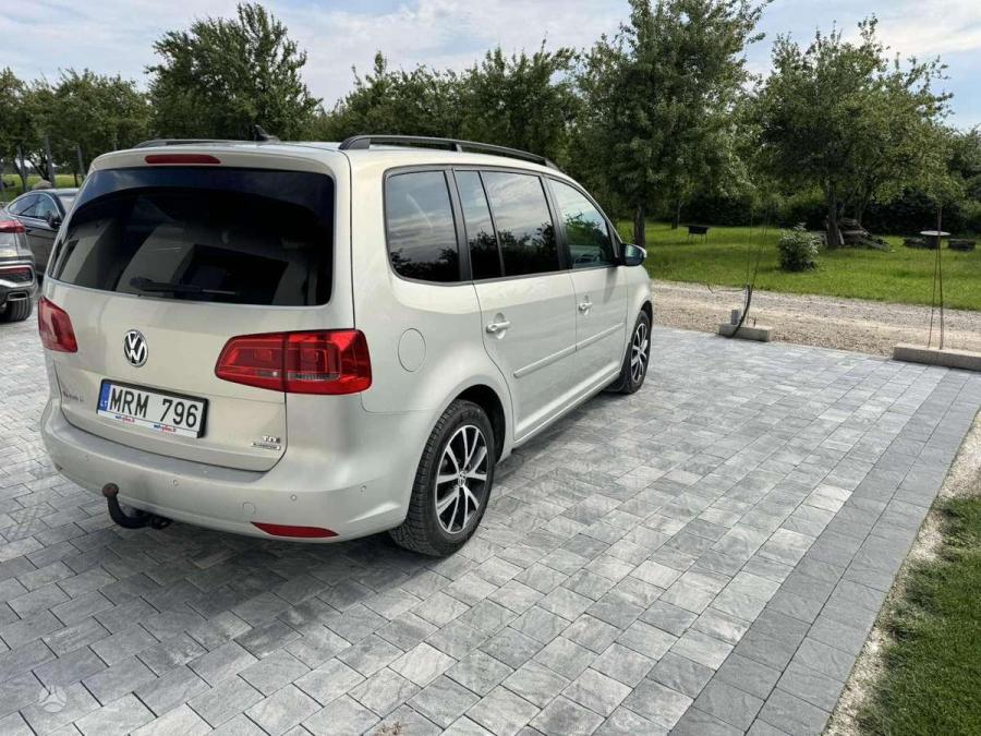 Pelēks Volkswagen Touran 2014 Šauļi, ar dzinēja tilpumu 1.60 L un nobraukumu 310 tūkst. km par 4850 €, foto 6 vietnē AUTOMOTO.COM.LV