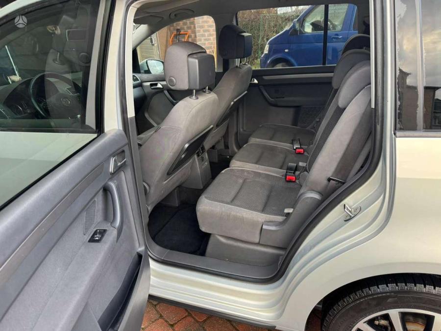 Pelēks Volkswagen Touran 2014 Šauļi, ar dzinēja tilpumu 1.60 L un nobraukumu 310 tūkst. km par 4850 €, foto 11 vietnē AUTOMOTO.COM.LV