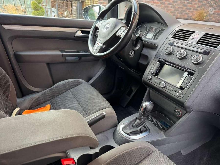 Pelēks Volkswagen Touran 2014 Šauļi, ar dzinēja tilpumu 1.60 L un nobraukumu 310 tūkst. km par 4850 €, foto 13 vietnē AUTOMOTO.COM.LV