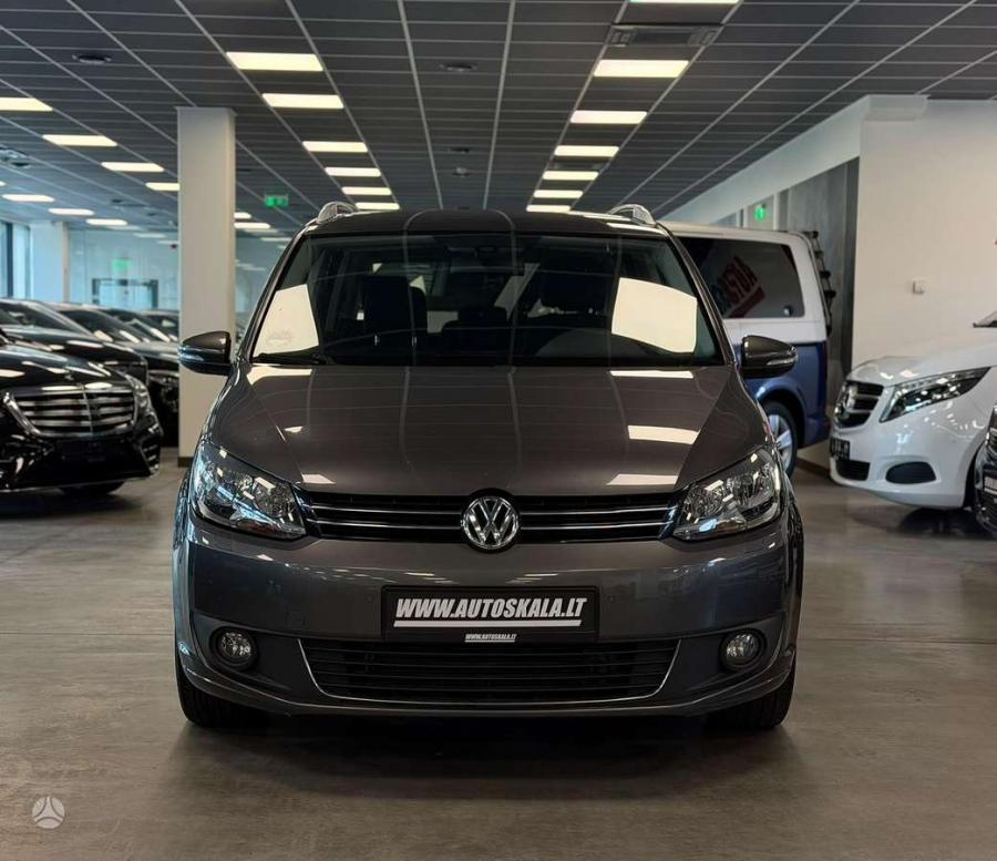 Pelēks Volkswagen Touran 2014 Klaipėda, ar dzinēja tilpumu 1.60 L un nobraukumu 234 tūkst. km par 7750 €, foto 3 vietnē AUTOMOTO.COM.LV