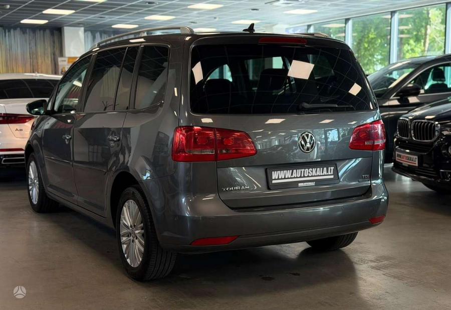 Pelēks Volkswagen Touran 2014 Klaipėda, ar dzinēja tilpumu 1.60 L un nobraukumu 234 tūkst. km par 7750 €, foto 5 vietnē AUTOMOTO.COM.LV