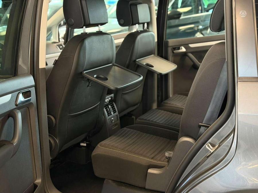 Pelēks Volkswagen Touran 2014 Klaipėda, ar dzinēja tilpumu 1.60 L un nobraukumu 234 tūkst. km par 7750 €, foto 19 vietnē AUTOMOTO.COM.LV