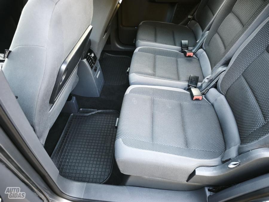 Grey Volkswagen Touran 2014 in Telschi, with an engine capacity of 1.60 L and mileage of 235 thousand km for 6200 €, photo 23 on AUTOMOTO.COM.LV