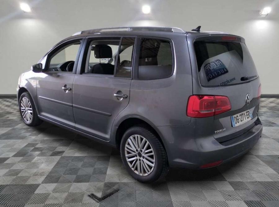 Pelēks Volkswagen Touran 2014 Viļņa, ar dzinēja tilpumu 1.60 L un nobraukumu 147 tūkst. km par 6800 €, foto 6 vietnē AUTOMOTO.COM.LV