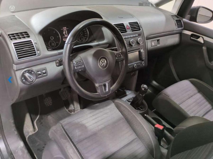 Pelēks Volkswagen Touran 2014 Viļņa, ar dzinēja tilpumu 1.60 L un nobraukumu 147 tūkst. km par 6800 €, foto 15 vietnē AUTOMOTO.COM.LV