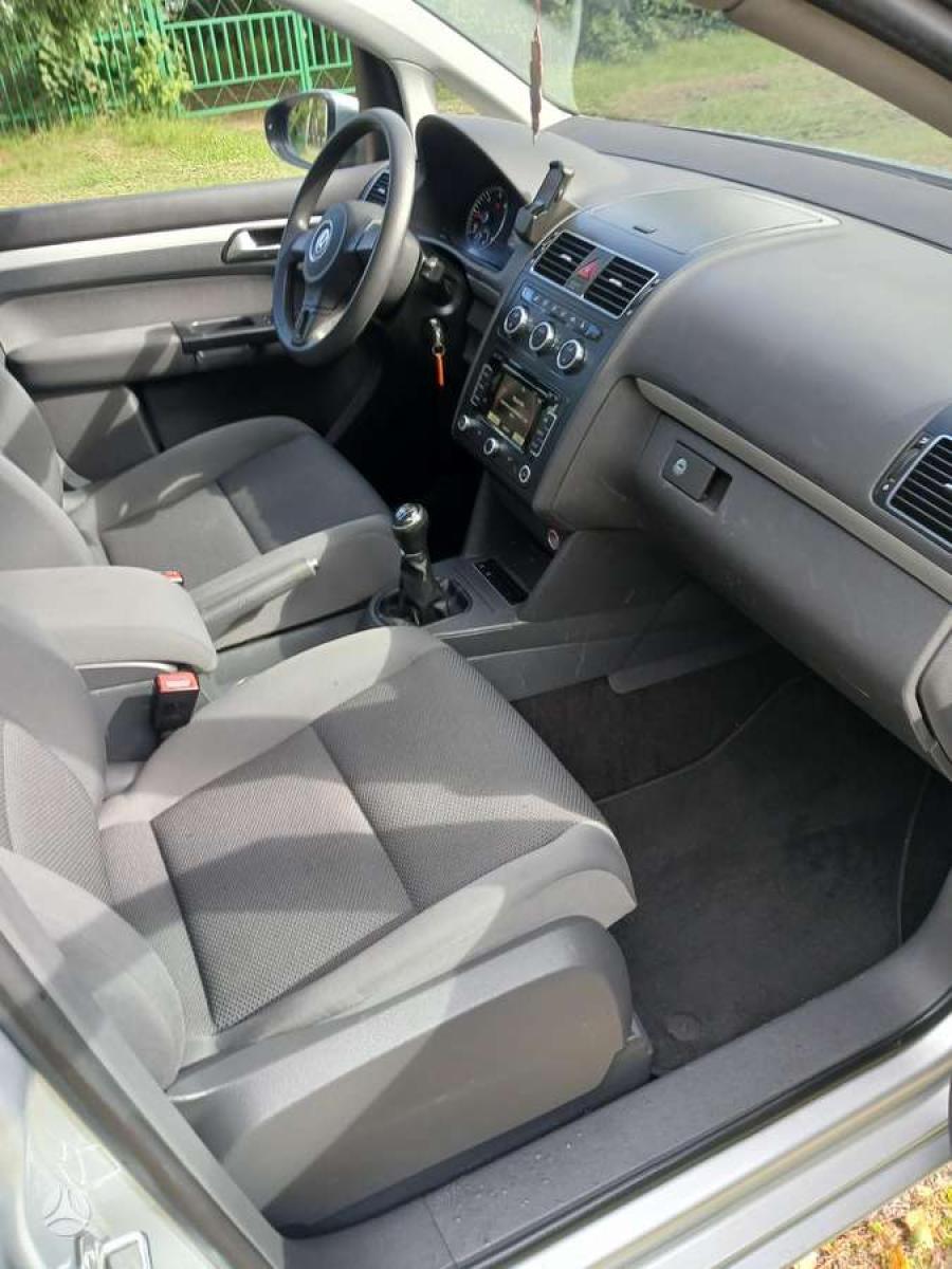 Grey Volkswagen Touran 2014 in Utena, with an engine capacity of 1.60 L and mileage of 313 thousand km for 5700 €, photo 11 on AUTOMOTO.COM.LV