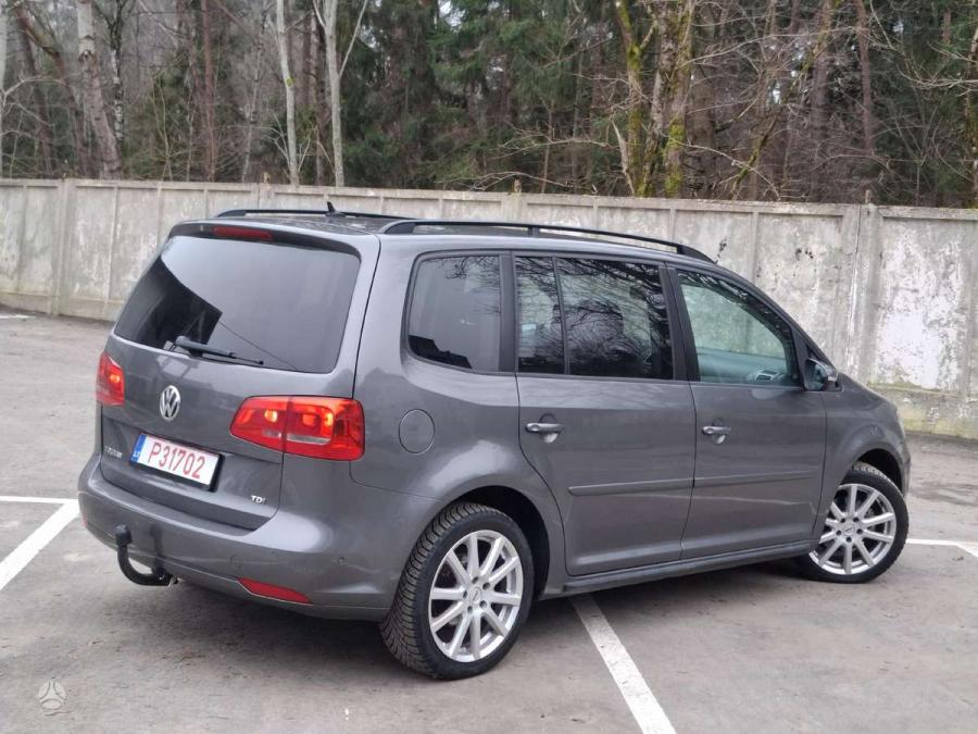 Grey Volkswagen Touran 2015 in Vilnius, with an engine capacity of 1.60 L and mileage of 274 thousand km for 6700 €, photo 2 on AUTOMOTO.COM.LV