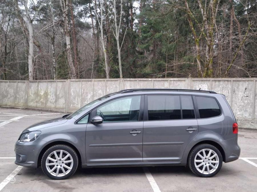Grey Volkswagen Touran 2015 in Vilnius, with an engine capacity of 1.60 L and mileage of 274 thousand km for 6700 €, photo 3 on AUTOMOTO.COM.LV