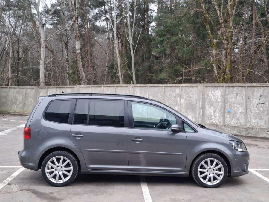 Grey Volkswagen Touran 2015 in Vilnius, with an engine capacity of 1.60 L and mileage of 274 thousand km for 6700 €, photo 6 on AUTOMOTO.COM.LV