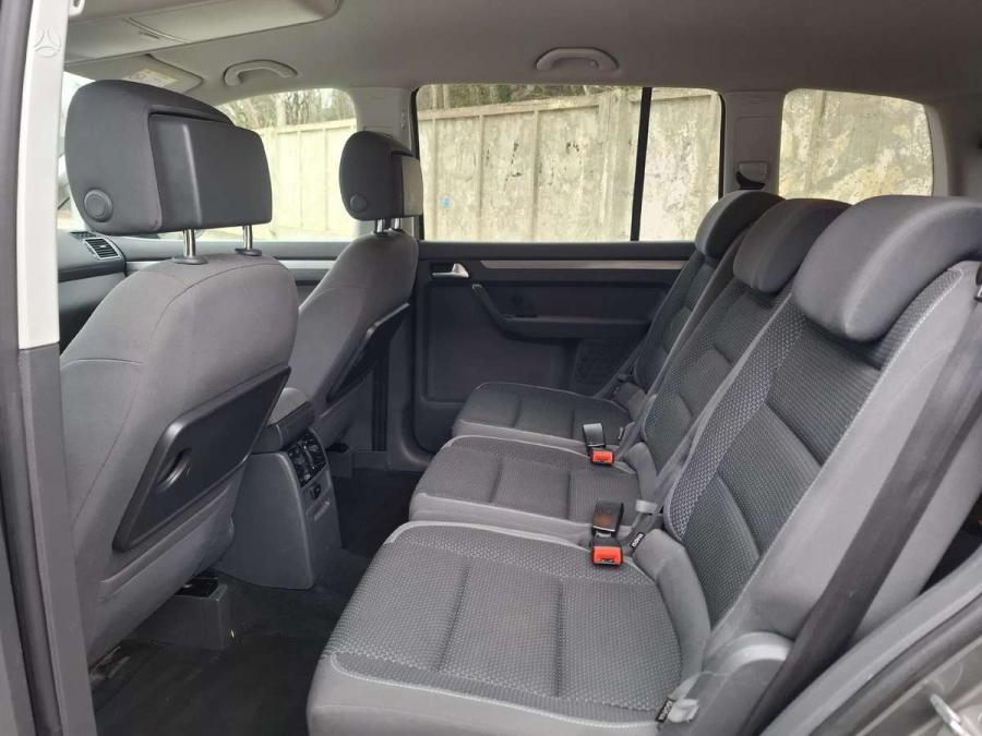 Grey Volkswagen Touran 2015 in Vilnius, with an engine capacity of 1.60 L and mileage of 274 thousand km for 6700 €, photo 23 on AUTOMOTO.COM.LV