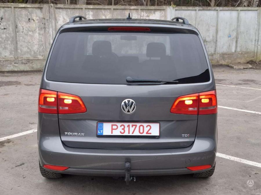 Pelēks Volkswagen Touran 2015 Viļņa, ar dzinēja tilpumu 1.60 L un nobraukumu 274 tūkst. km par 6700 €, foto 13 vietnē AUTOMOTO.COM.LV
