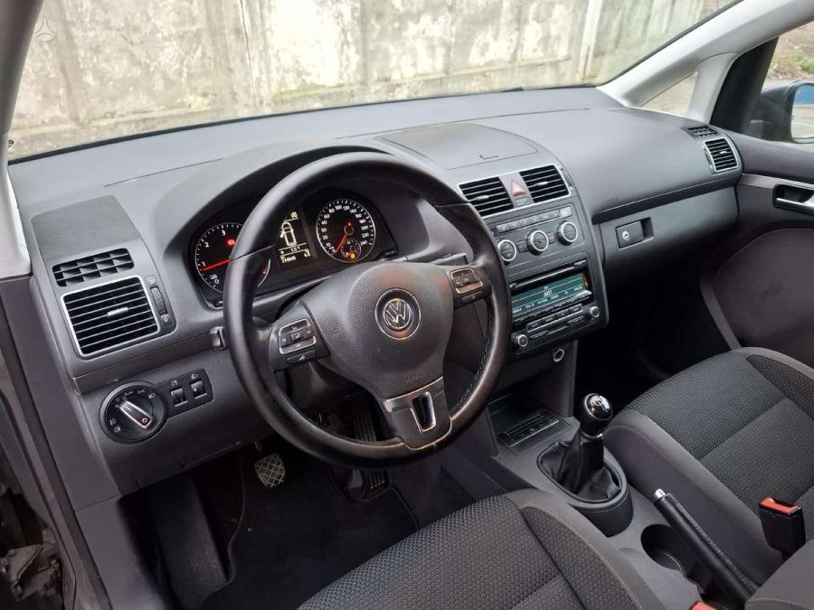 Pelēks Volkswagen Touran 2015 Viļņa, ar dzinēja tilpumu 1.60 L un nobraukumu 274 tūkst. km par 6700 €, foto 14 vietnē AUTOMOTO.COM.LV