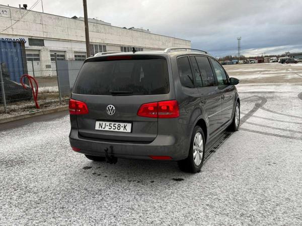 Pelēks Volkswagen Touran 2015 Panevēža, ar dzinēja tilpumu 1.60 L un nobraukumu 240 tūkst. km par 6550 €, foto 5 vietnē AUTOMOTO.COM.LV