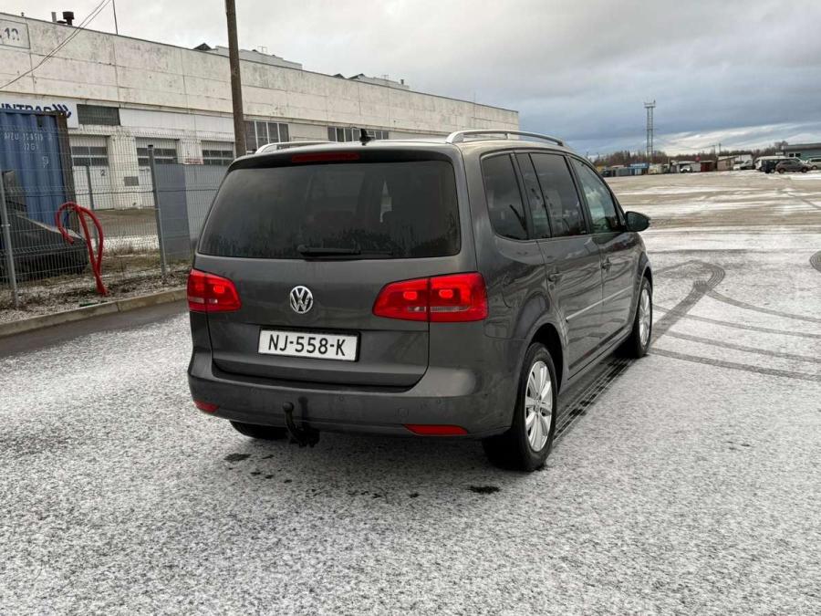 Pelēks Volkswagen Touran 2015 Panevēža, ar dzinēja tilpumu 1.60 L un nobraukumu 240 tūkst. km par 6550 €, foto 5 vietnē AUTOMOTO.COM.LV