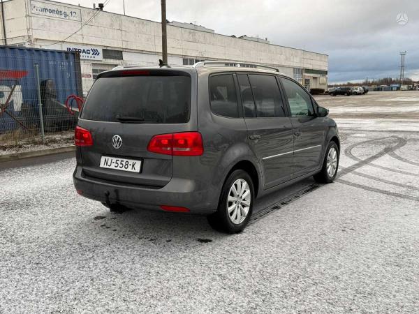 Pelēks Volkswagen Touran 2015 Panevēža, ar dzinēja tilpumu 1.60 L un nobraukumu 240 tūkst. km par 6550 €, foto 6 vietnē AUTOMOTO.COM.LV