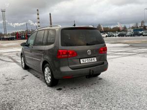 Pelēks Volkswagen Touran 2015 Panevēža, ar dzinēja tilpumu 1.60 L un nobraukumu 240 tūkst. km par 6550 €, foto 7 vietnē AUTOMOTO.COM.LV