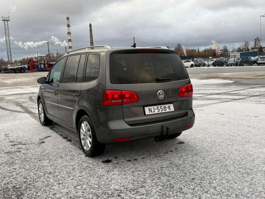Pelēks Volkswagen Touran 2015 Panevēža, ar dzinēja tilpumu 1.60 L un nobraukumu 240 tūkst. km par 6550 €, foto 7 vietnē AUTOMOTO.COM.LV