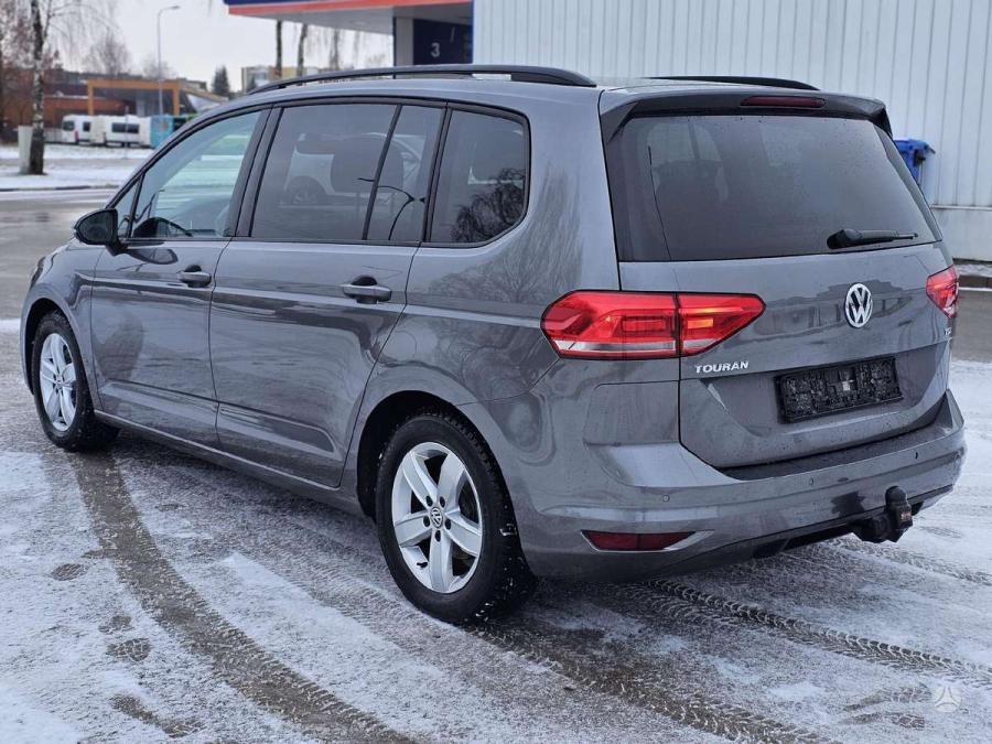 Pelēks Volkswagen Touran 2015 Rokiškis, ar dzinēja tilpumu 1.20 L un nobraukumu 180 tūkst. km par 5950 €, foto 4 vietnē AUTOMOTO.COM.LV
