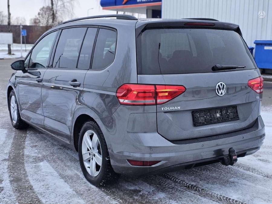 Pelēks Volkswagen Touran 2015 Rokiškis, ar dzinēja tilpumu 1.20 L un nobraukumu 180 tūkst. km par 5950 €, foto 7 vietnē AUTOMOTO.COM.LV