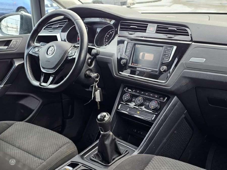 Pelēks Volkswagen Touran 2015 Rokiškis, ar dzinēja tilpumu 1.20 L un nobraukumu 180 tūkst. km par 5950 €, foto 13 vietnē AUTOMOTO.COM.LV