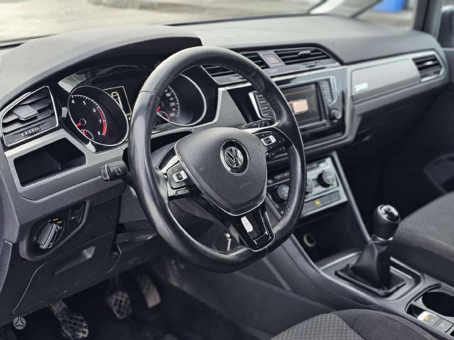 Pelēks Volkswagen Touran 2015 Rokiškis, ar dzinēja tilpumu 1.20 L un nobraukumu 180 tūkst. km par 5950 €, foto 14 vietnē AUTOMOTO.COM.LV