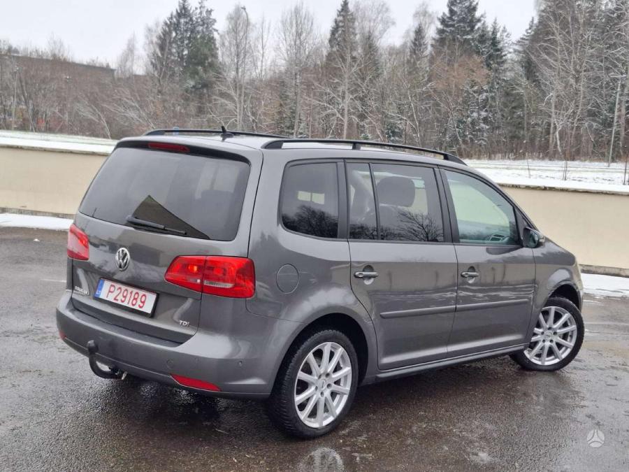 Pelēks Volkswagen Touran 2015 Viļņa, ar dzinēja tilpumu 1.60 L un nobraukumu 274 tūkst. km par 6700 €, foto 2 vietnē AUTOMOTO.COM.LV
