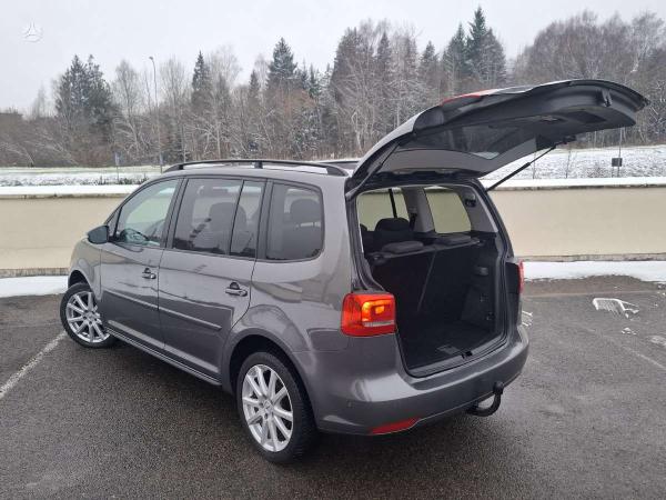 Pelēks Volkswagen Touran 2015 Viļņa, ar dzinēja tilpumu 1.60 L un nobraukumu 274 tūkst. km par 6700 €, foto 3 vietnē AUTOMOTO.COM.LV