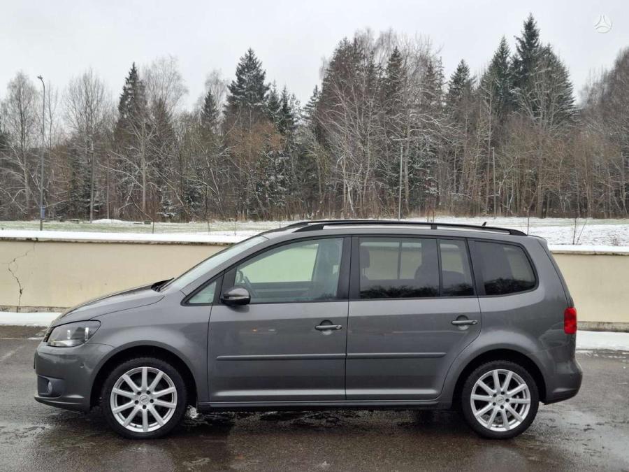 Pelēks Volkswagen Touran 2015 Viļņa, ar dzinēja tilpumu 1.60 L un nobraukumu 274 tūkst. km par 6700 €, foto 7 vietnē AUTOMOTO.COM.LV