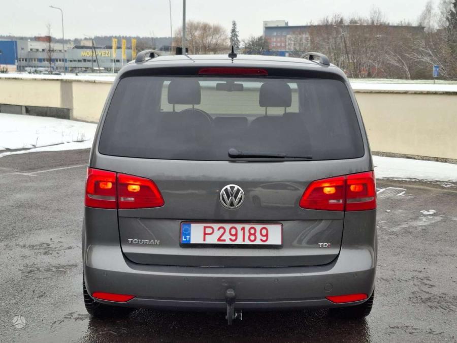 Pelēks Volkswagen Touran 2015 Viļņa, ar dzinēja tilpumu 1.60 L un nobraukumu 274 tūkst. km par 6700 €, foto 9 vietnē AUTOMOTO.COM.LV