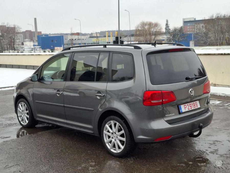 Pelēks Volkswagen Touran 2015 Viļņa, ar dzinēja tilpumu 1.60 L un nobraukumu 274 tūkst. km par 6700 €, foto 13 vietnē AUTOMOTO.COM.LV